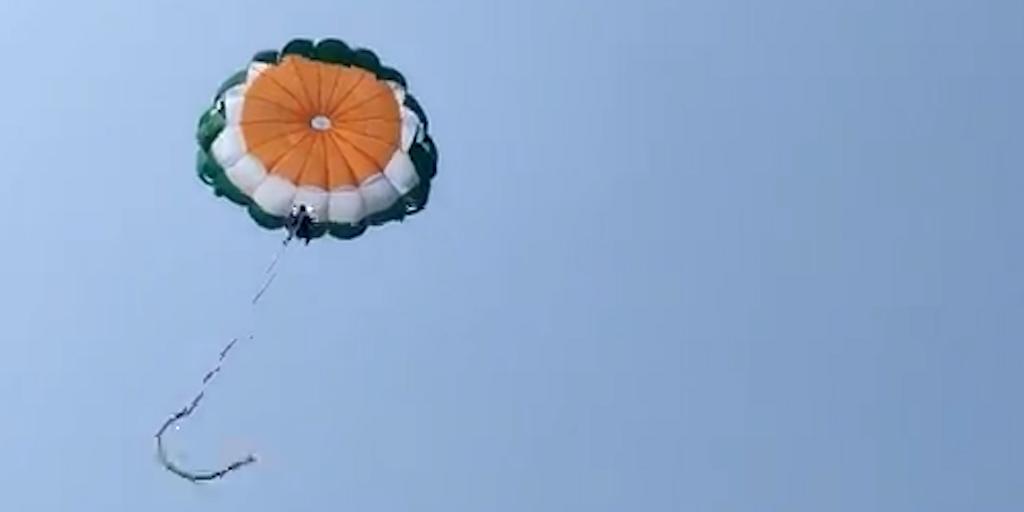 Viral Video: Gujrat couples escaped death after parasailing rope snaps ...