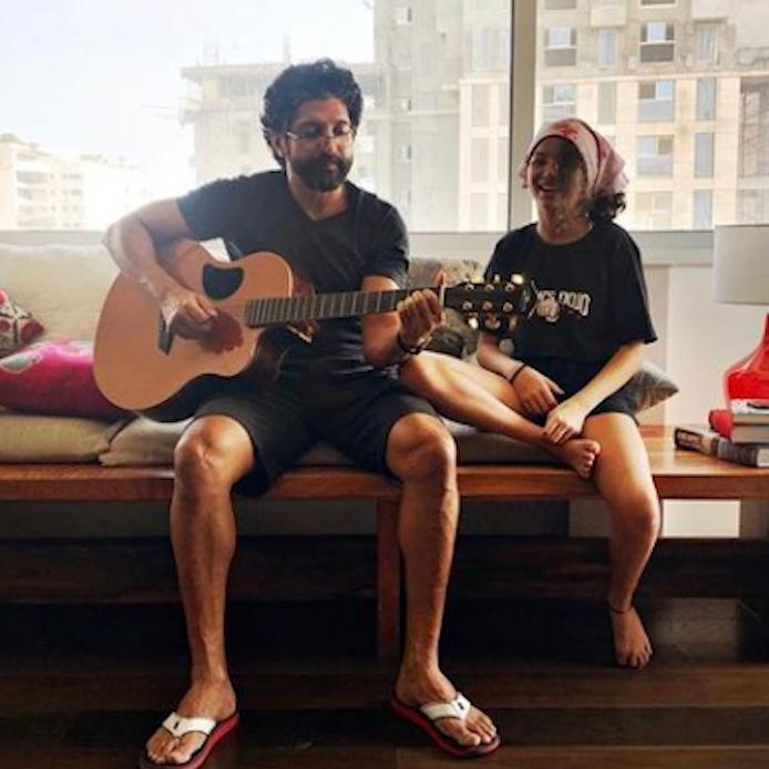 Shibani Dandekar captures Farhan Akhtar jamming with daughter Akira ...