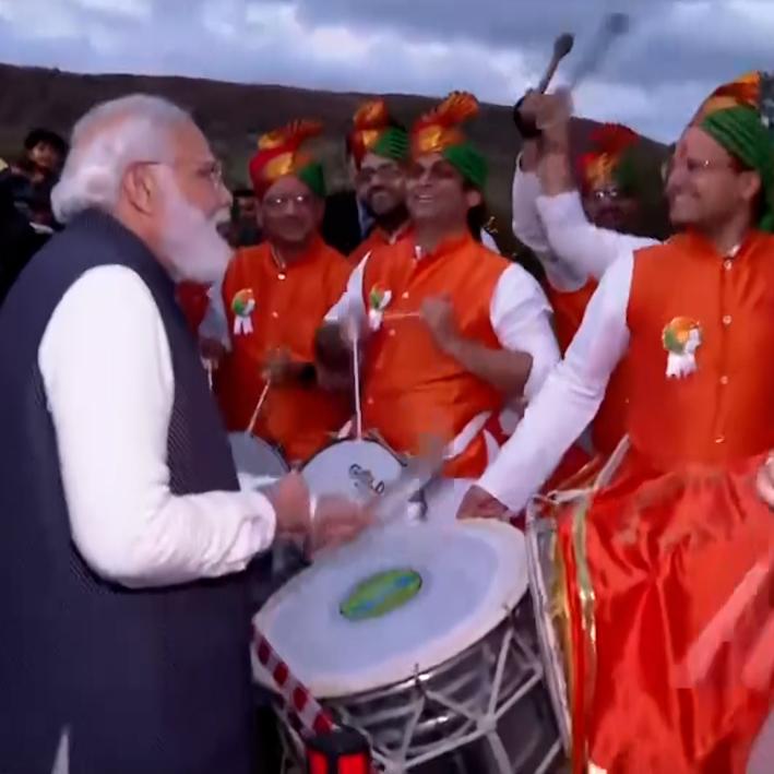 Watch: PM Narendra Modi plays drums before heading home from Glasgow ...