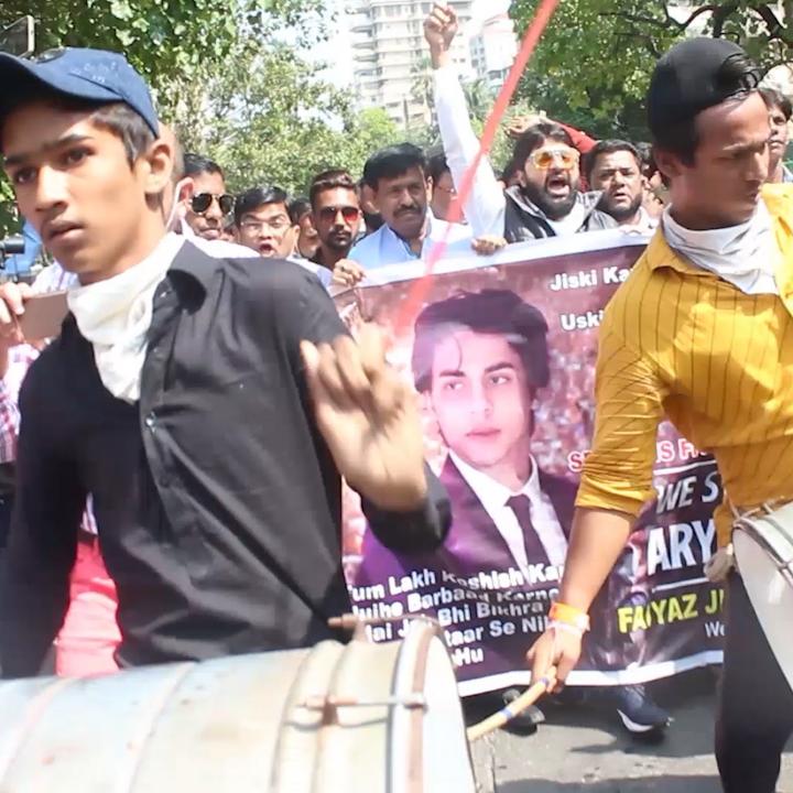 Aryan Khan reaches Mannat, fans welcome star kid with dhol and ‘welcome ...