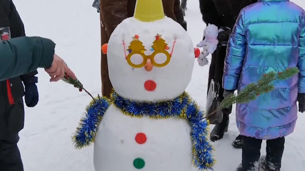 Over 25 snowmen at Russia's snowman festival | Editorji