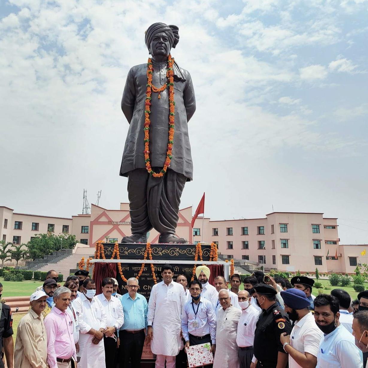 Dushyant Chautala unveils Devi Lal‘s statue, his cousin ’purifies‘ it ...