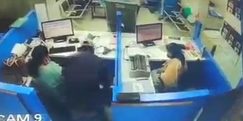 Caught On Camera: Robbery at SBI Bank in Mumbai, One employee shot dead ...