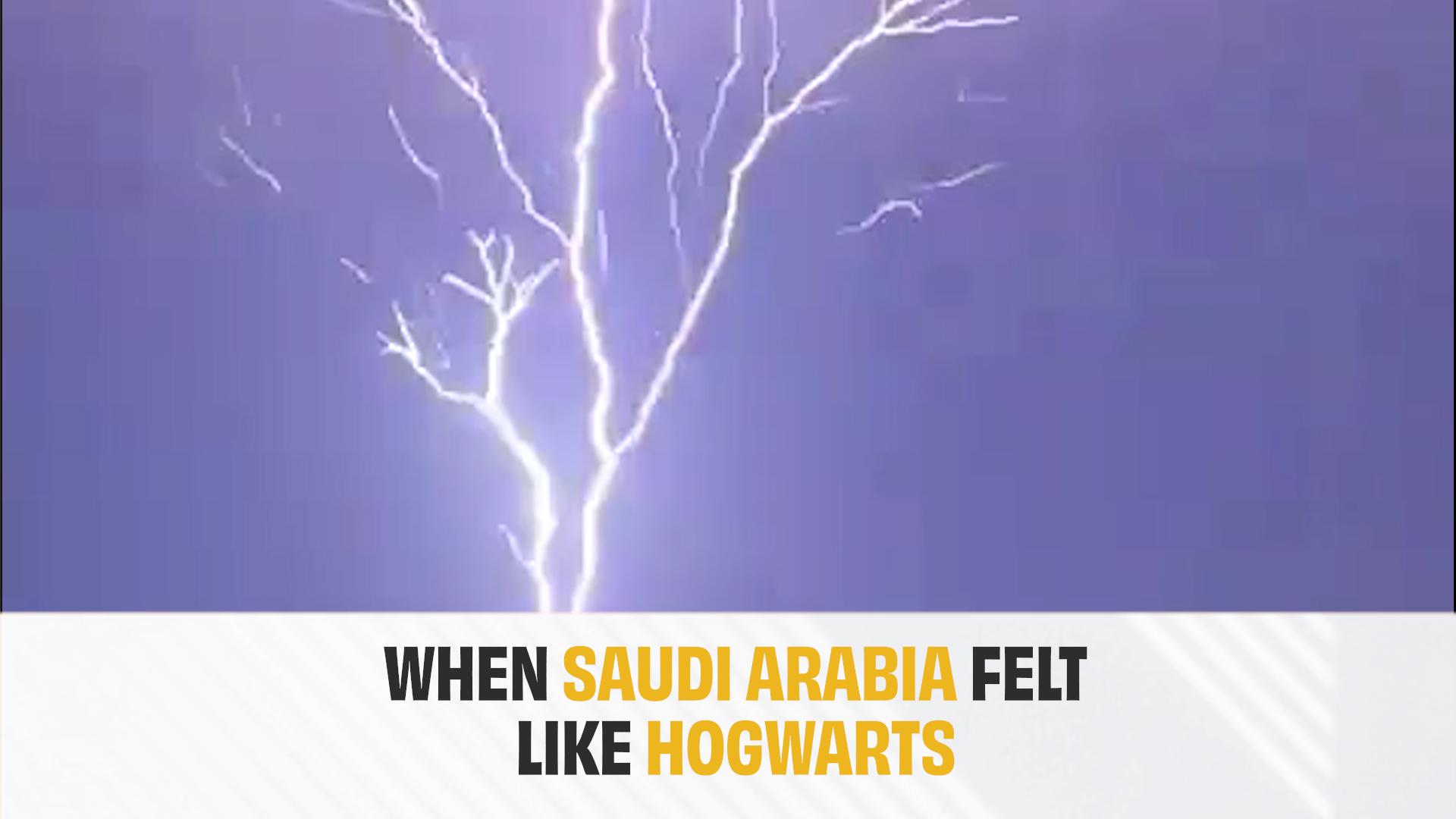 Lightning strikes Mecca‘s Clock Tower as rain batters Saudi Arabia ...