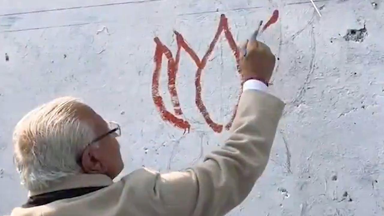 CM Khattar joins BJP‘s wall writing campaign for Lok Sabha elections ...